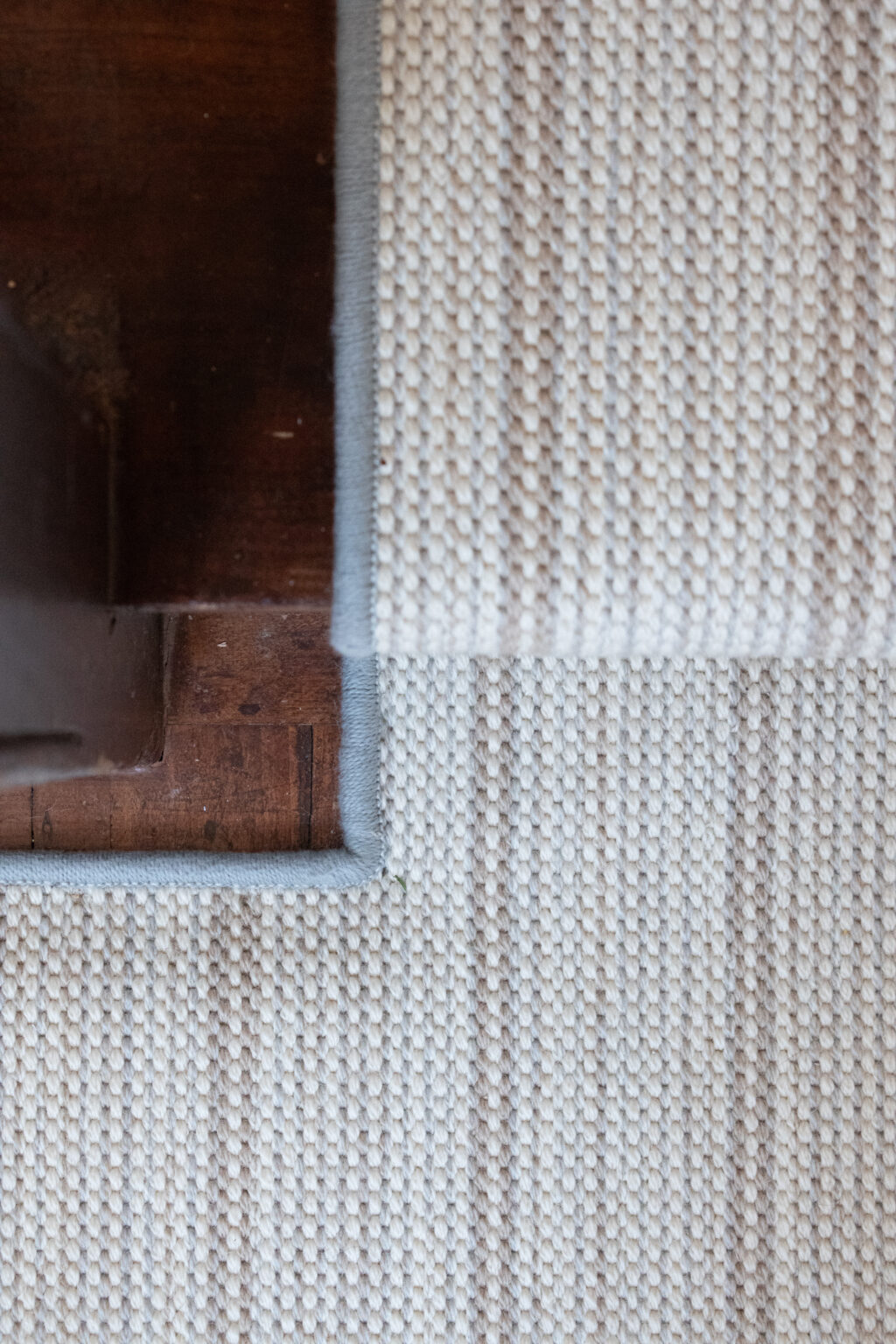 Benefits of a Serged Rug Finish for Custom Rugs and Runners