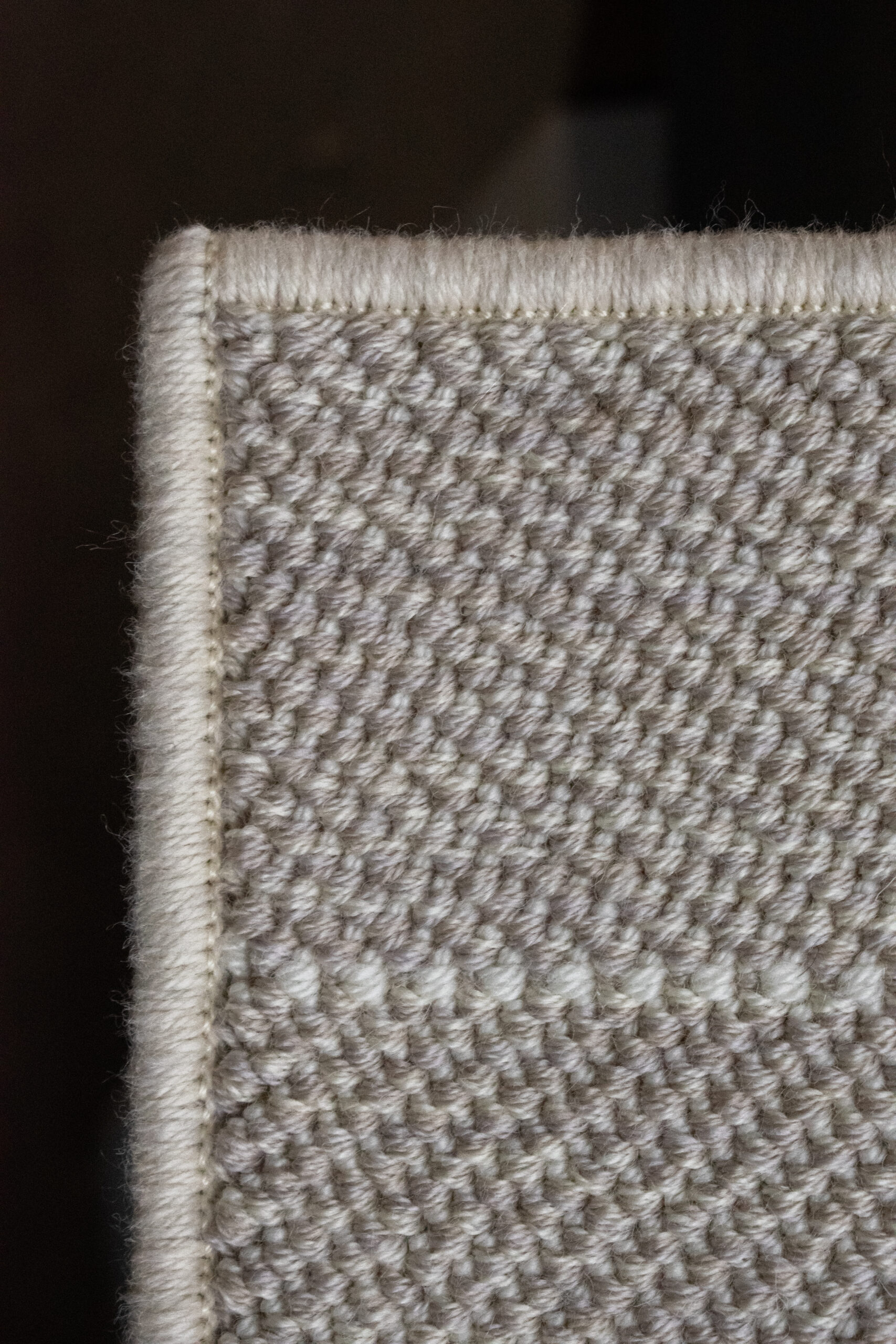 Benefits of a Serged Rug Finish for Custom Rugs and Runners