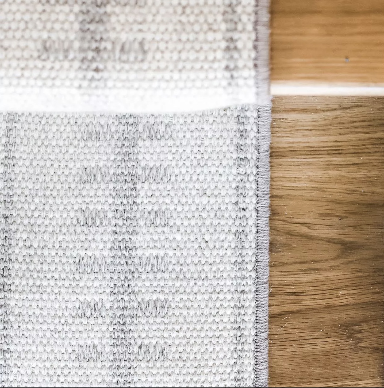 Benefits of a Serged Rug Finish for Custom Rugs and Runners